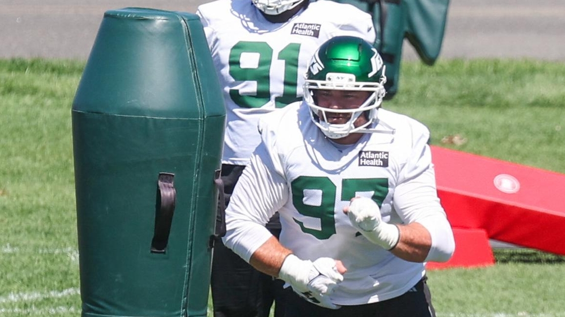 Jets defensive tackle Harrison Phillips debuts on practice field - Newsday