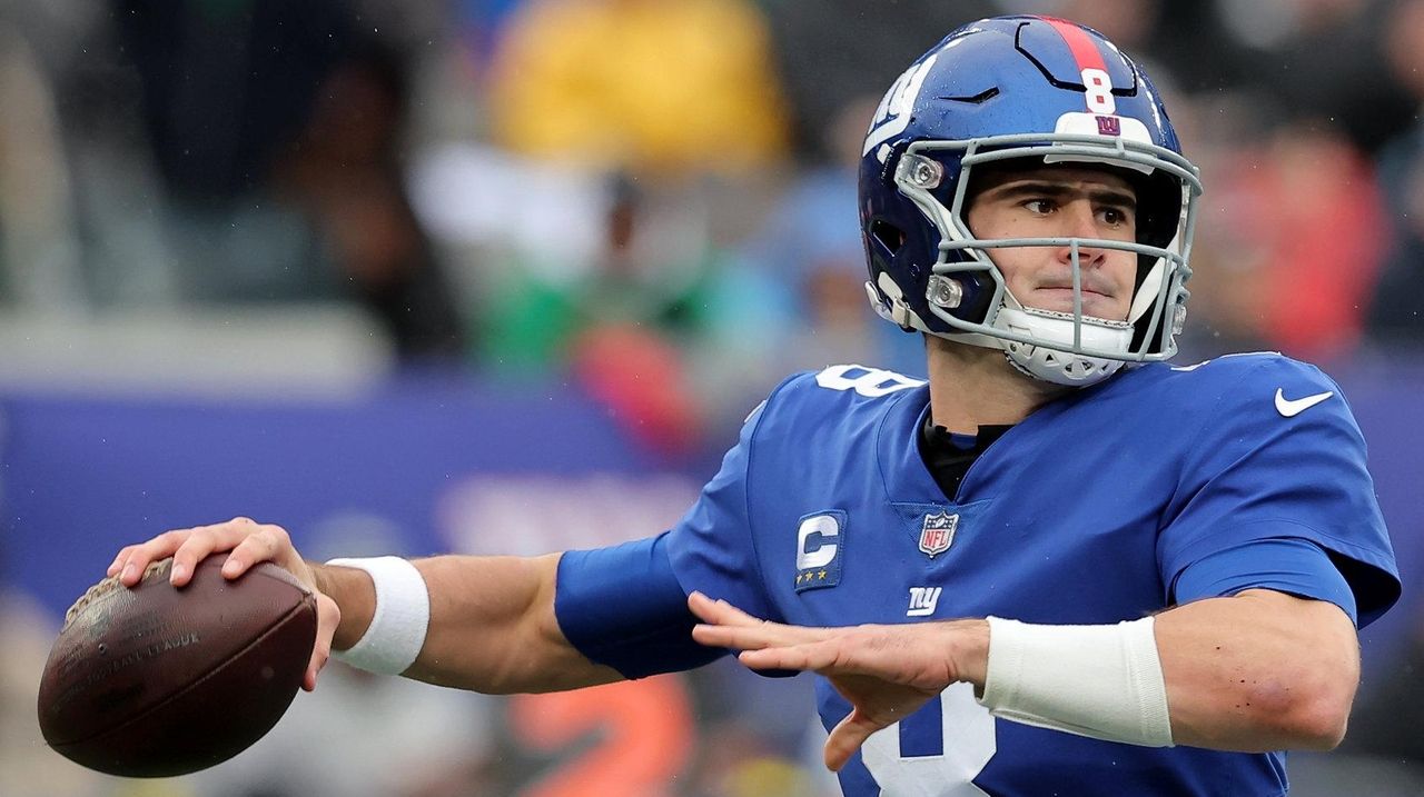 Daniel Jones gets big assist from Giants' QBs room - Newsday