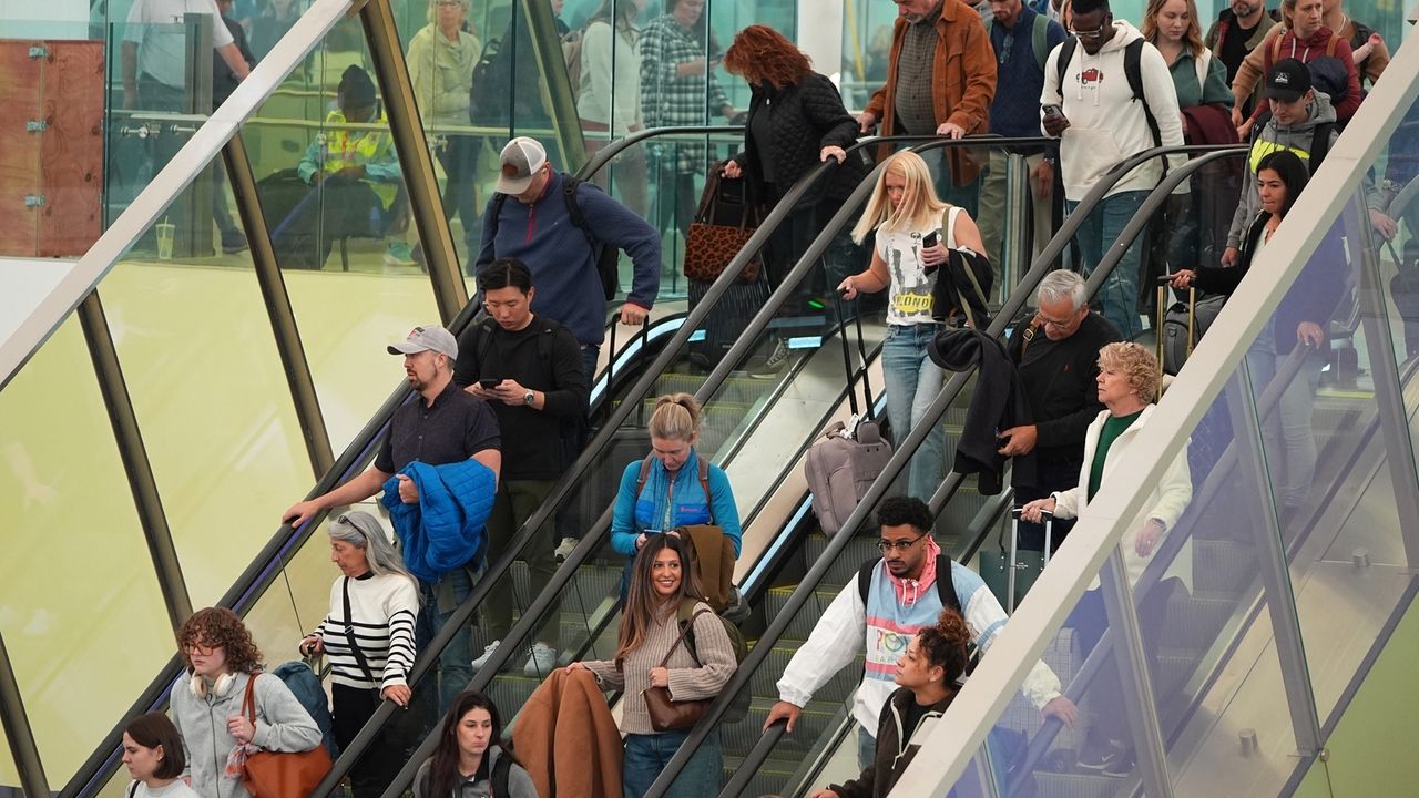 US airlines cancel 1,000 flights while complying with shutdown order ...