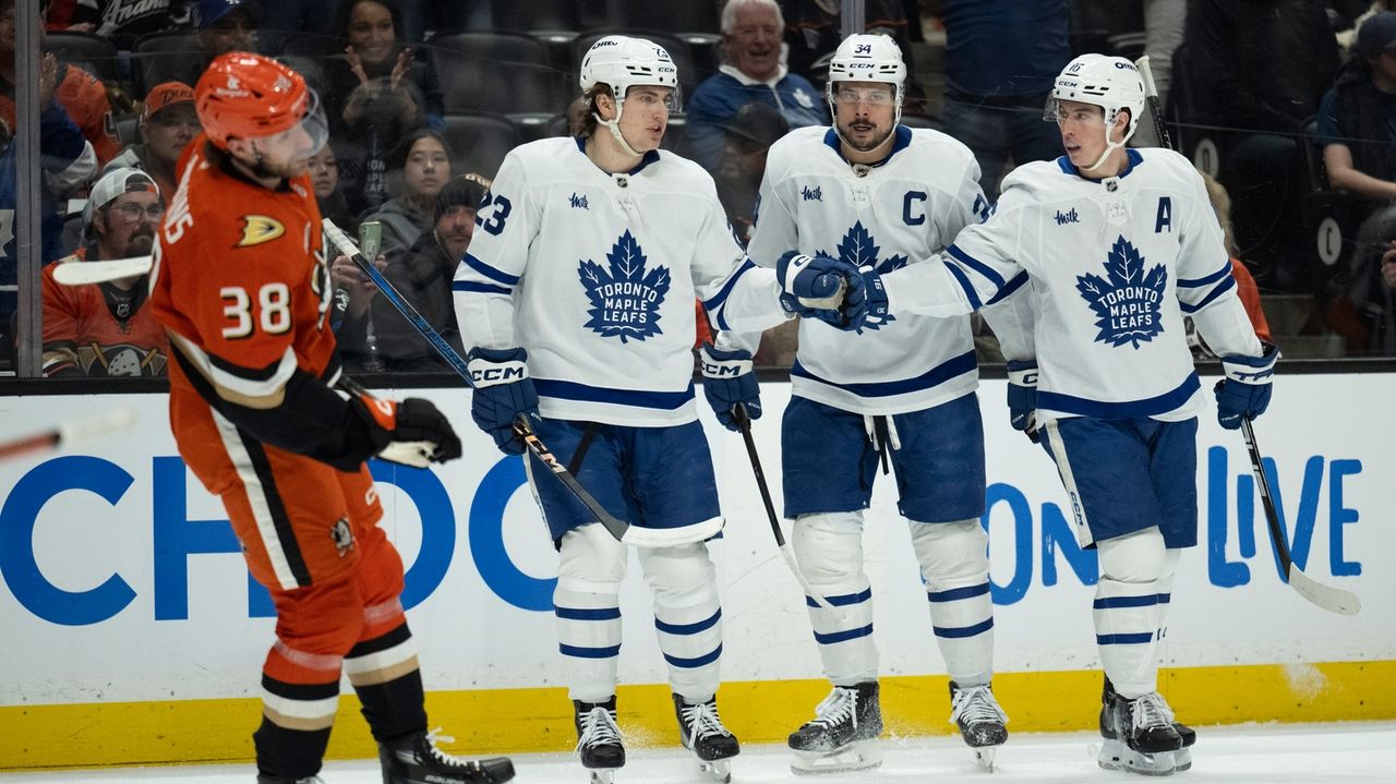 Steven Lorentz scores tiebreaker, Maple Leafs hold off Ducks 3-2 to ...