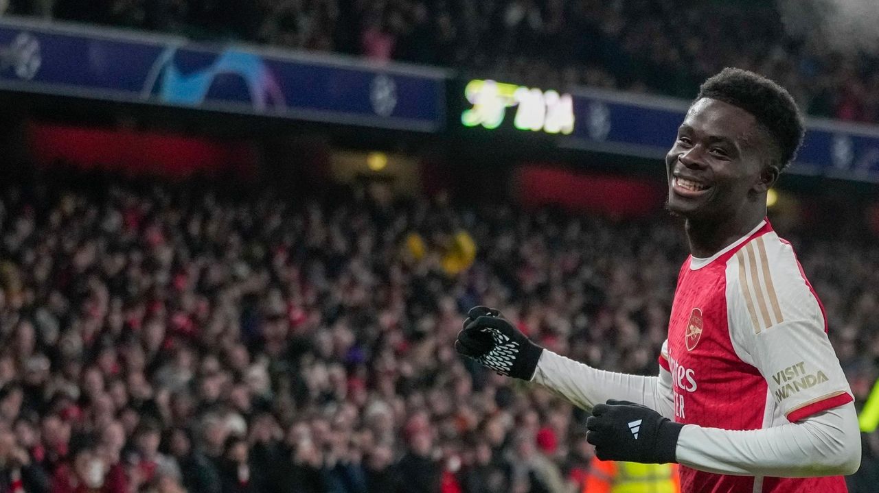 Arsenal hits 6 and advances in Champions League. Man United again ...