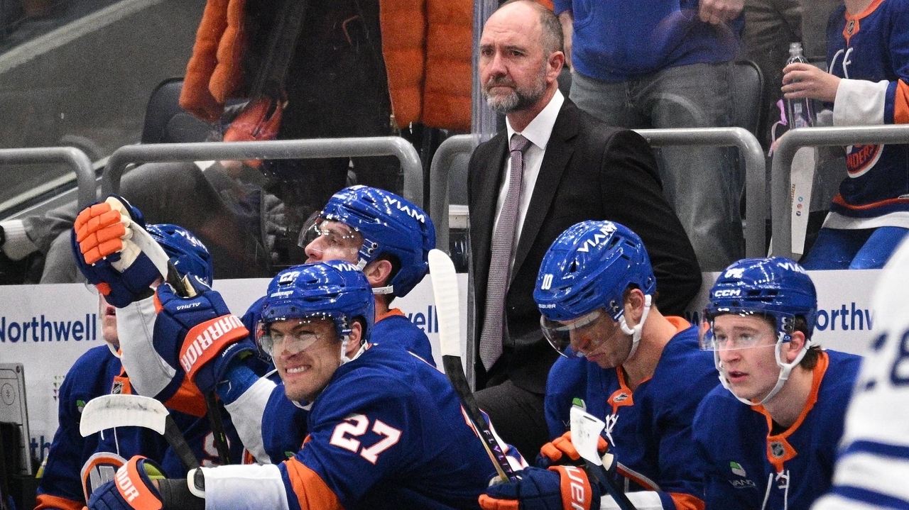 Islanders win coach Pete DeBoer's debut, end 4-game losing streak - Newsday
