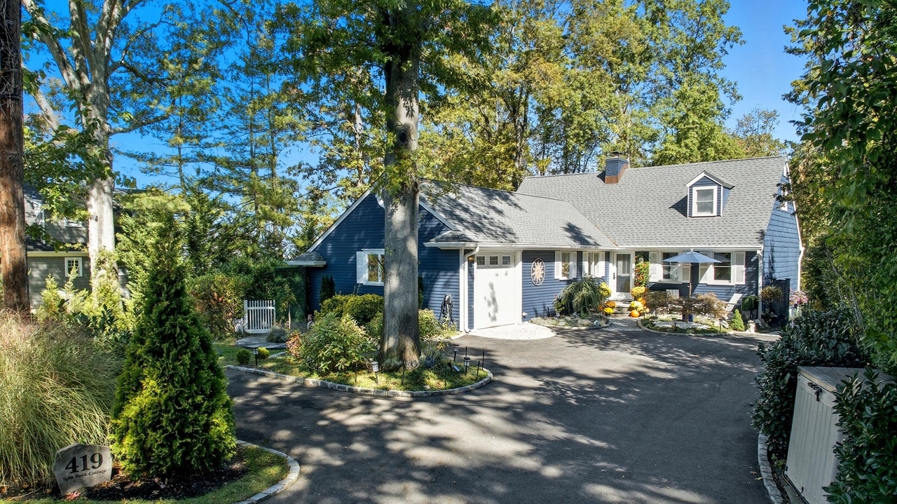 $1.7M Centre Island home comes furnished, has a 'bubble lounge' - Newsday
