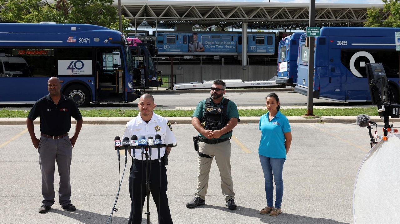 4 people fatally shot on Chicago-area train, police say - Newsday