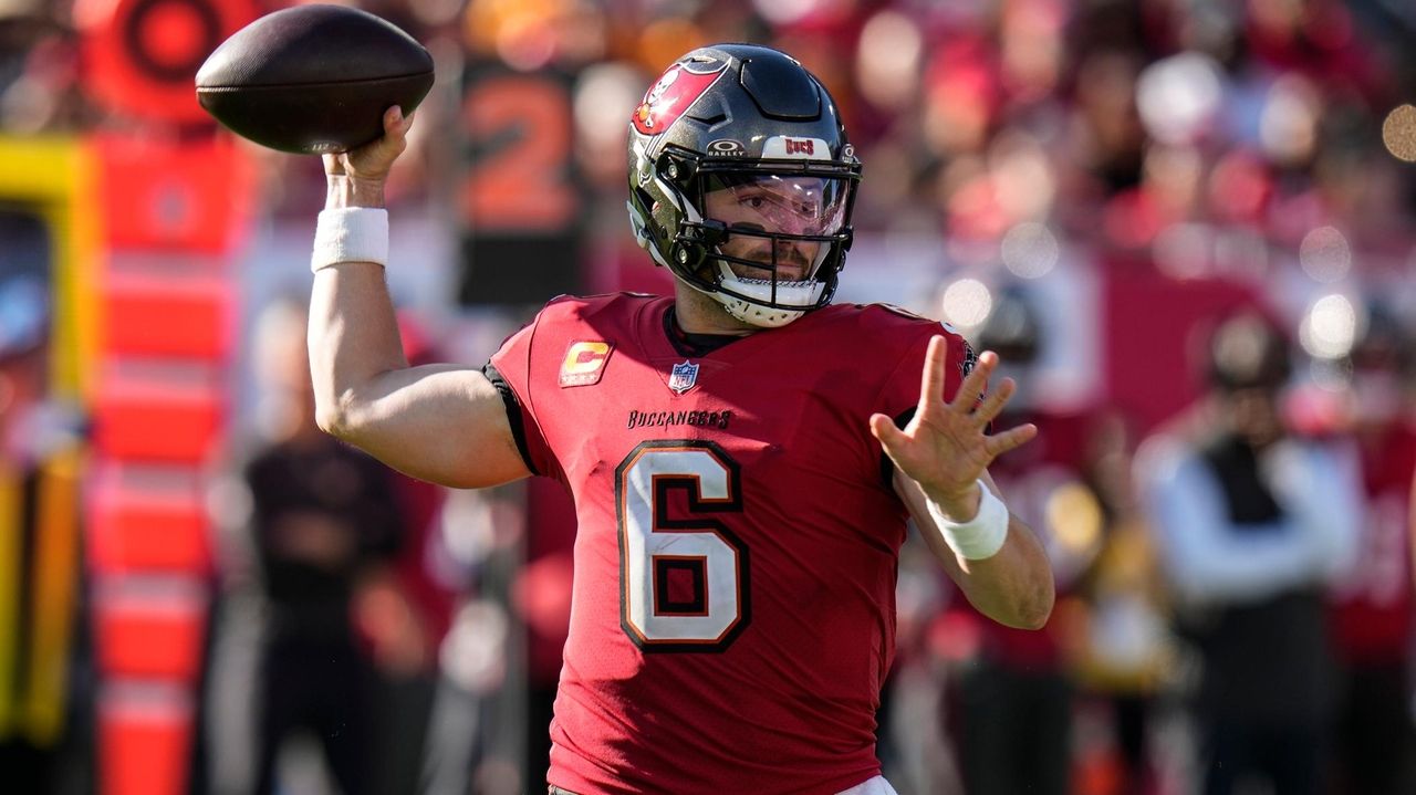 Baker Mayfield throws for 3 TDs, Bucs take over 1st in NFC South with 28-13 win over Raiders ...