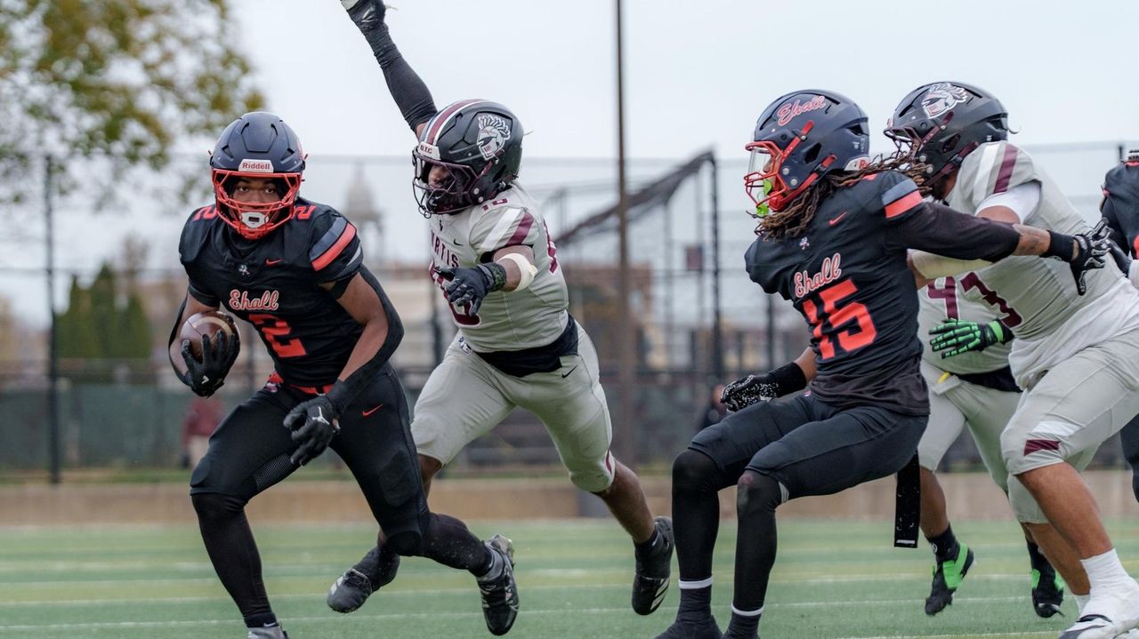 Ameir Morrow powers Erasmus Hall football into PSAL 4A final - Newsday