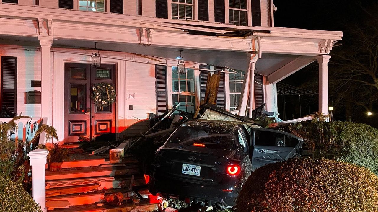 Cars keep crashing into this East Hampton inn - Newsday