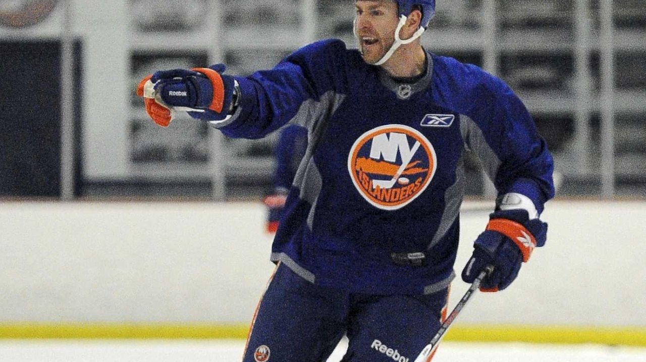 Matt Carkner stands up for John Tavares - Newsday