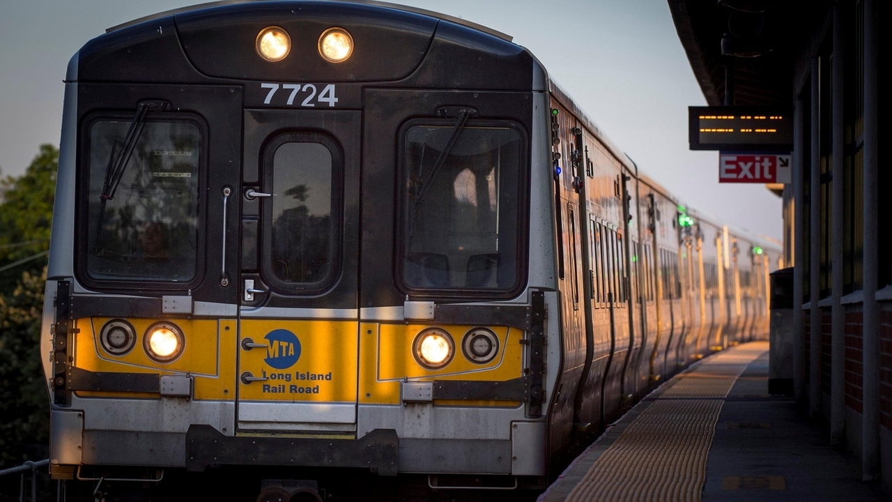 Queens man gets 2 months in prison in LIRR overtime scam - Newsday