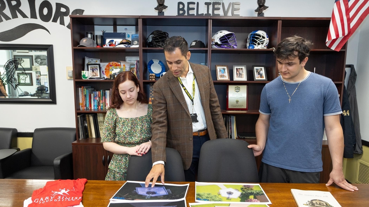 Actor Gary Sinise bonds with Wantagh High School over teaching kids 9/ ...