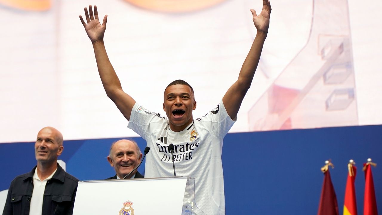 On 'incredible day,' Kylian Mbappé welcomed by Real Madrid fans at packed Santiago Bernabeu ...