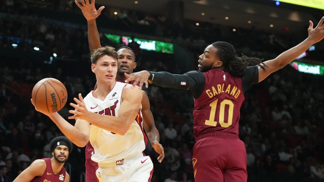Cavaliers' Darius Garland exits game in Miami with toe injury - Newsday
