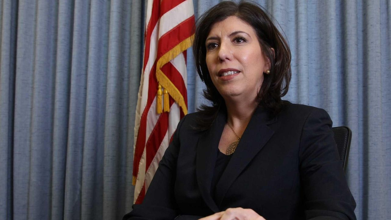 Nassau defense lawyers call for bigger probe into undercover detective ...