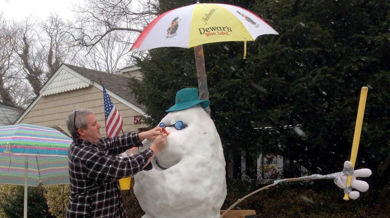 Massapequa Park snowman thrives despite warm weather thanks to Facebook ...