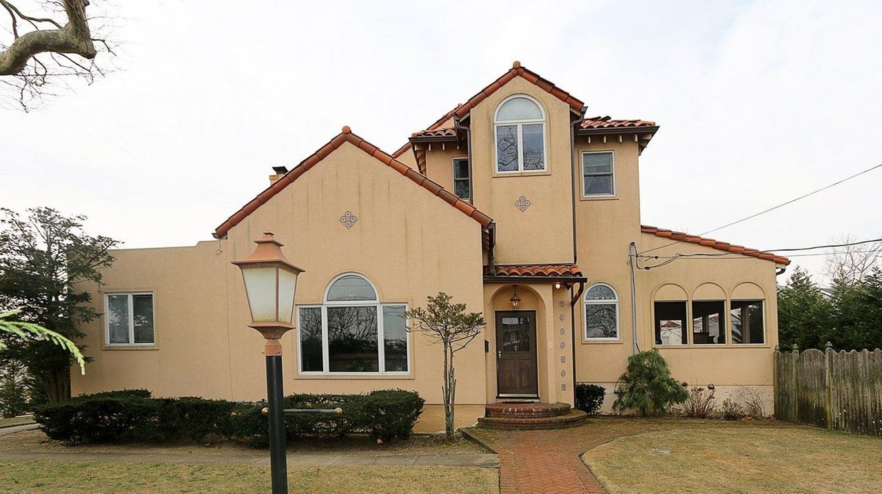 $849,000 Merrick home located in old Hollywood moguls’ Gables - Newsday