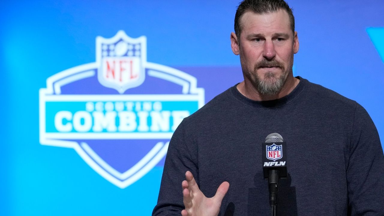 Lions re-sign Cominsky to add to busy free agency week - Newsday