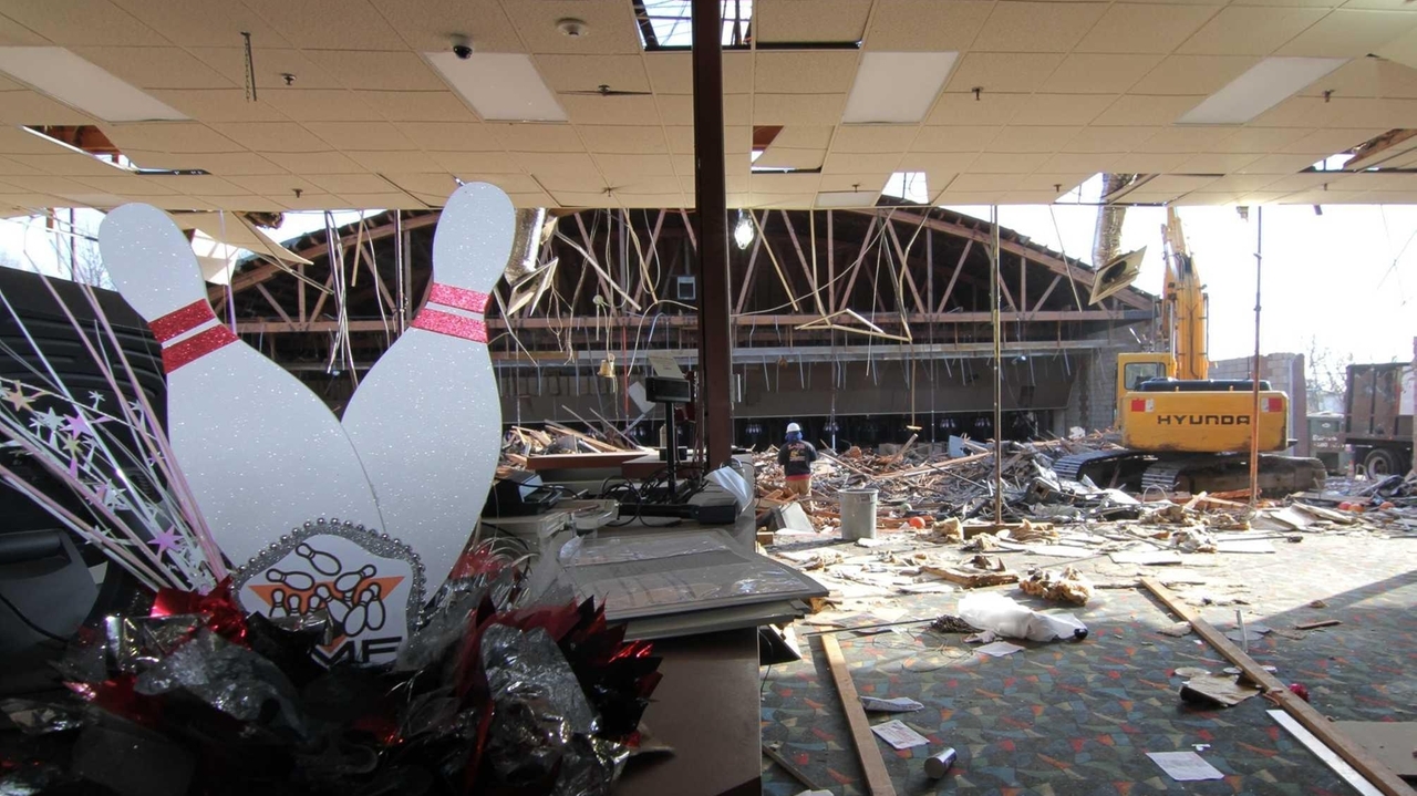 Smithtown bowlers rolling again after alley collapse - Newsday