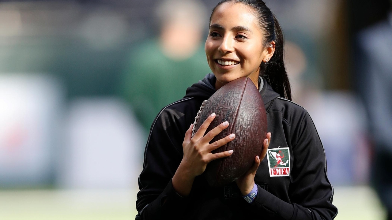 Mexico QB Diana Flores leads the charge as women's flag football makes ...