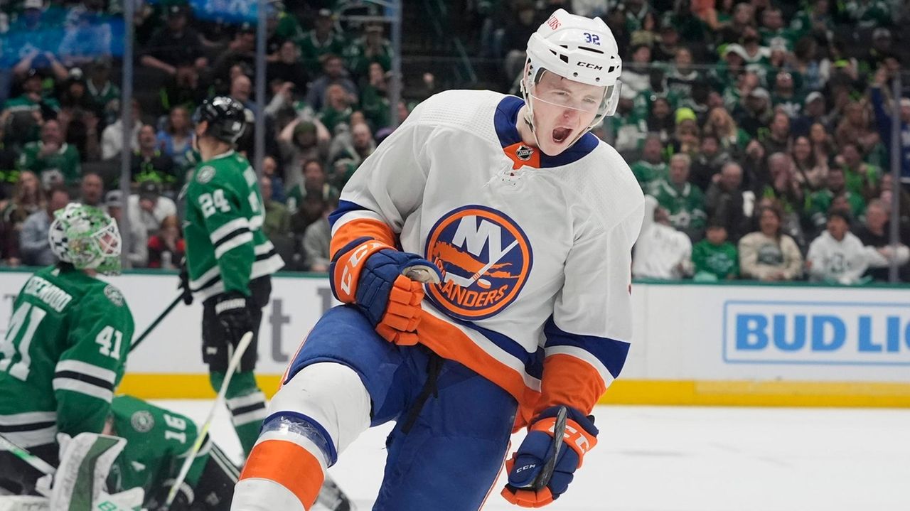 Islanders sign Kyle MacLean to three-year deal - Newsday