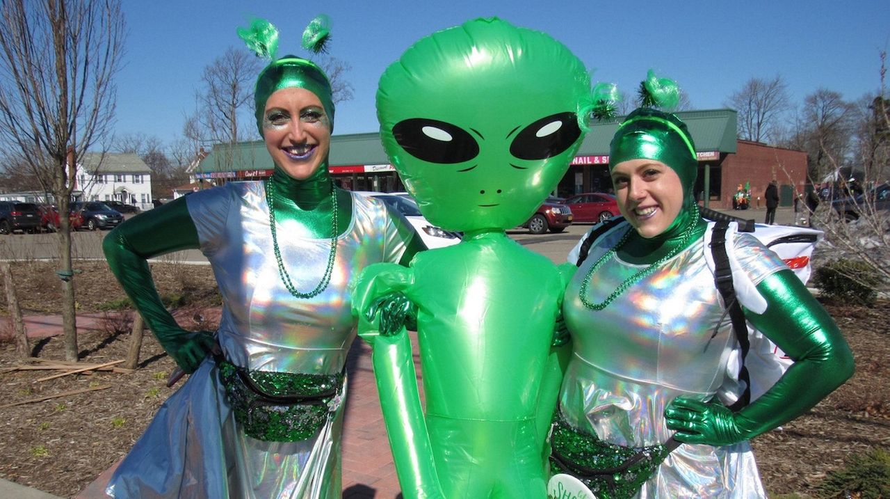 Patchogue welcomes aliens, astronauts to St. Patrick's parade - Newsday