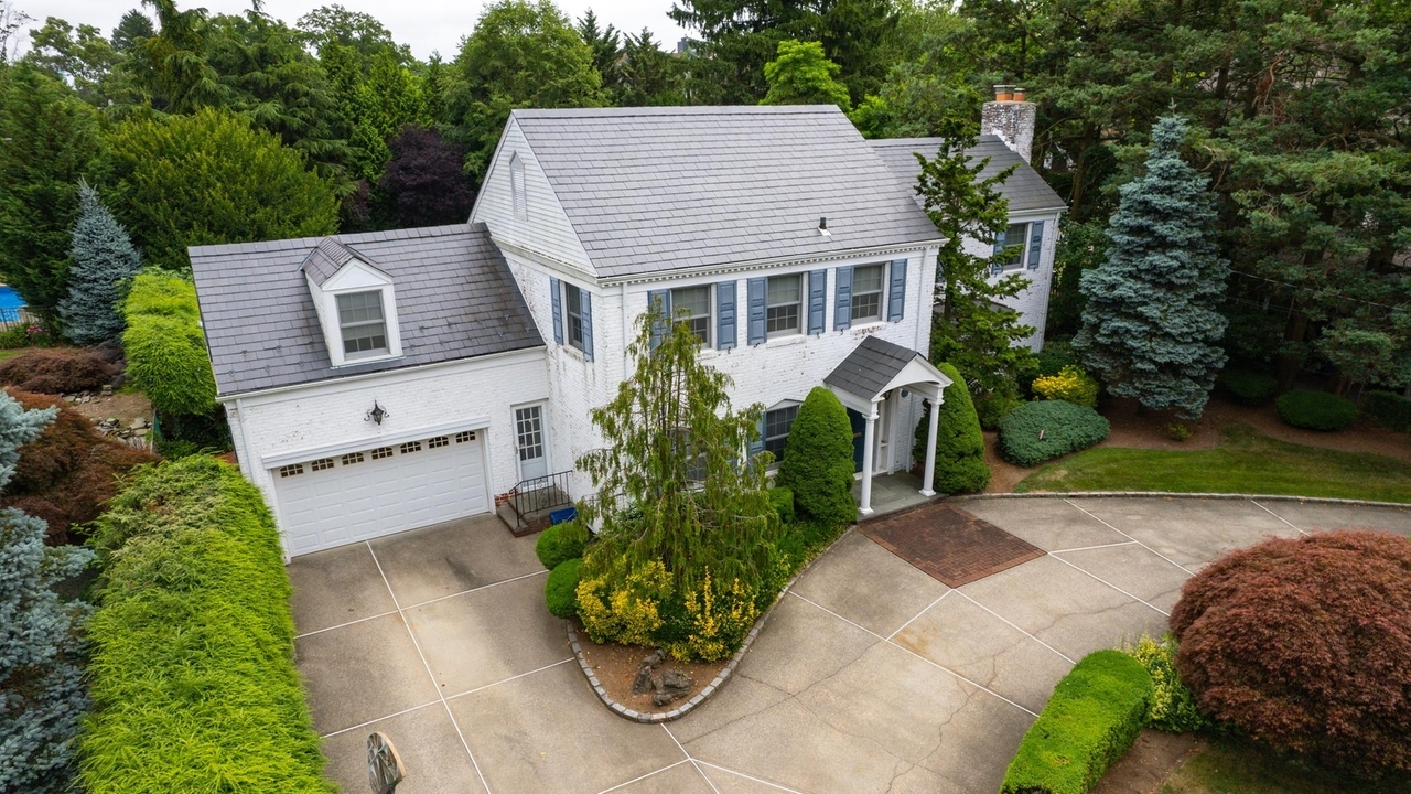 Secluded Hempstead home on half-acre lists for $949,000 - Newsday