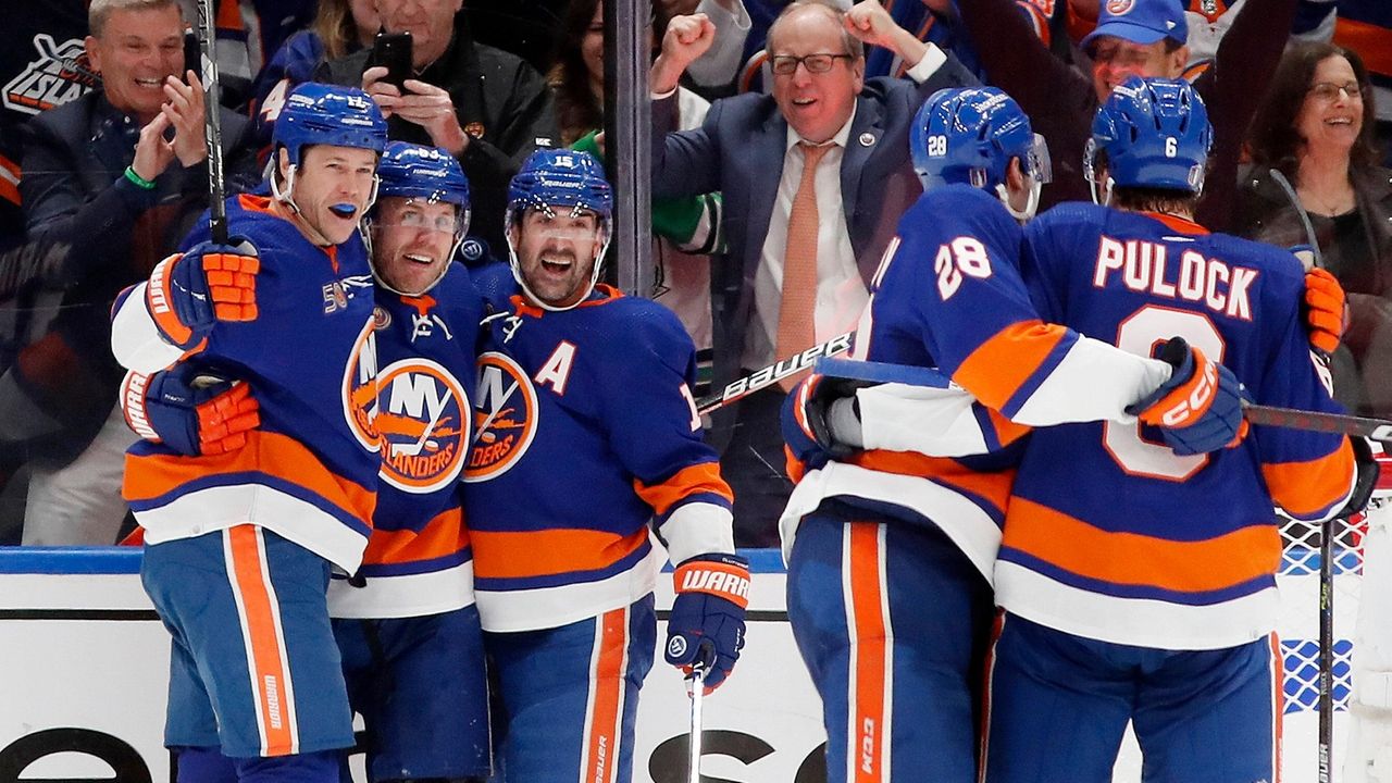 Islanders take Game 3 in UBS Arena's playoff debut, set NHL record with ...