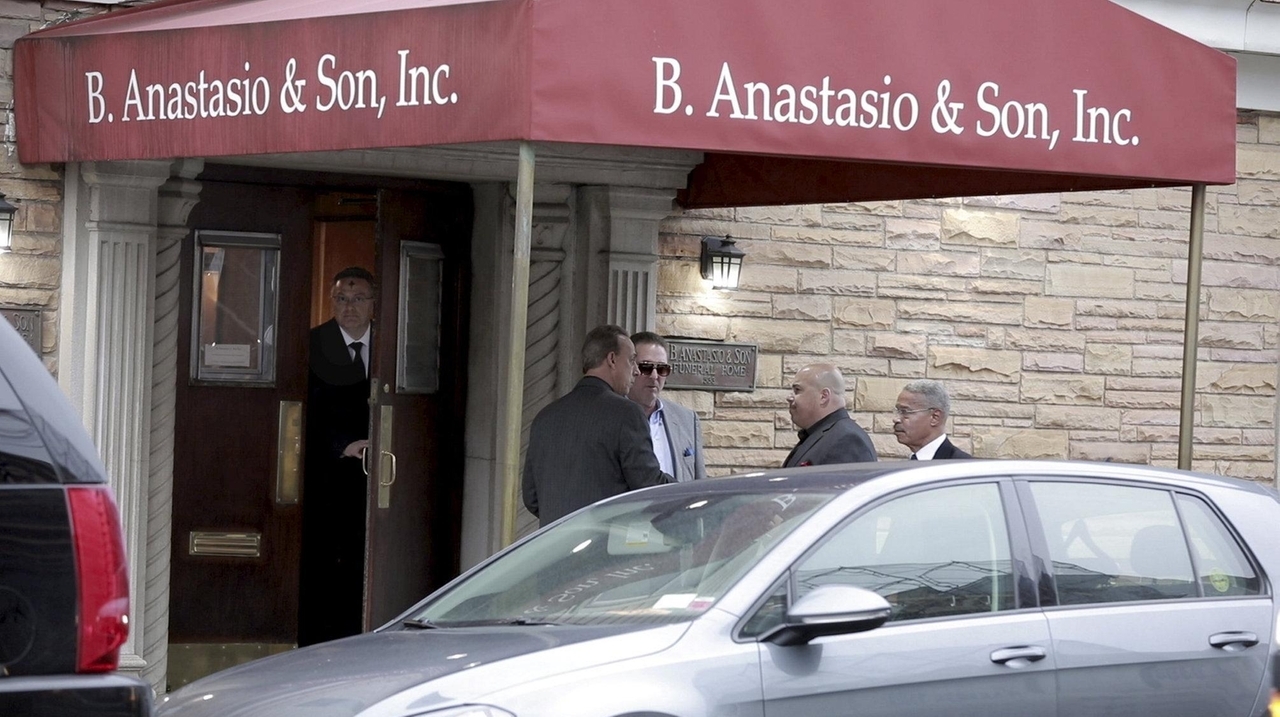 Last respects paid to John "Sonny" Franzese in Brooklyn funeral home ...