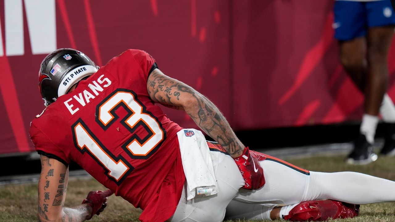 Buccaneers lose top receivers Evans and Godwin to injury in double ...