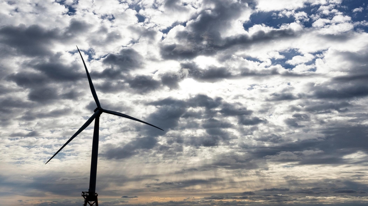 Feds finalize areas for floating offshore wind farms along Oregon coast ...