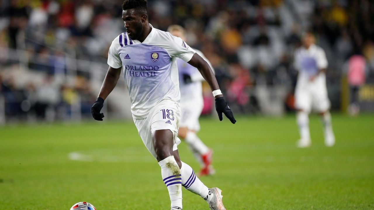 Daryl Dike hurts thigh, latest setback for American forward on West ...