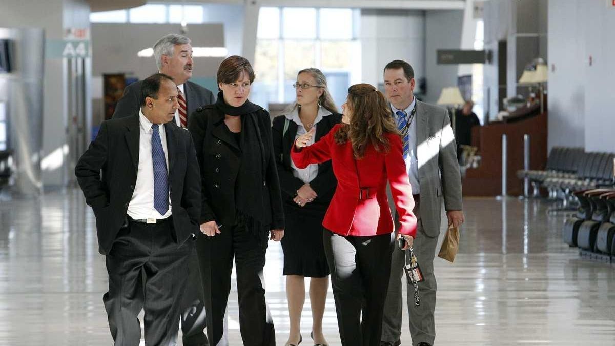 Air Canada mulls Islip-Toronto route - Newsday