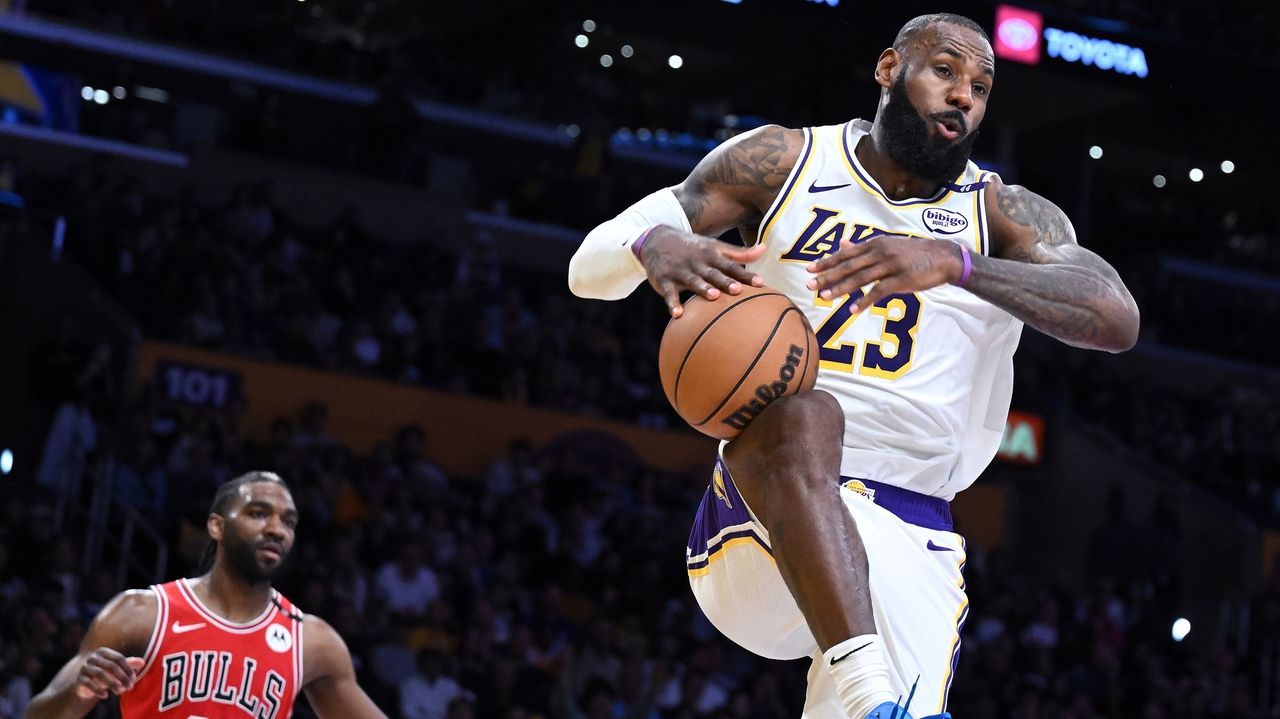 LeBron James returns from 7-game injury absence, and nothing else goes right in Lakers' blowout ...