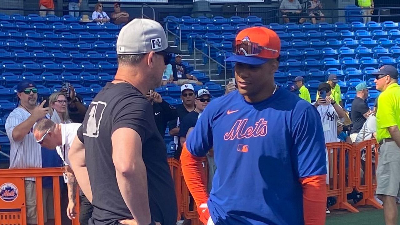 Mets' Juan Soto hugs Yankees, gets booed, jets off to Houston - Newsday