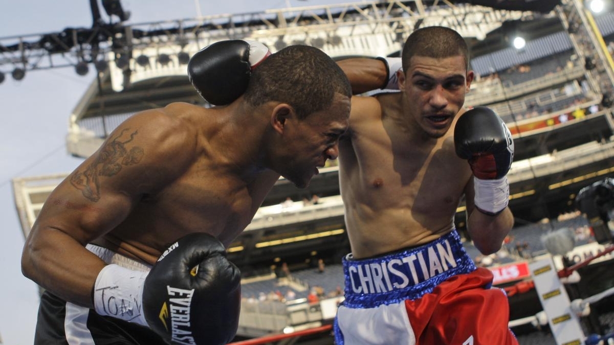 Lightweight Martinez wins opening bout at Stadium - Newsday