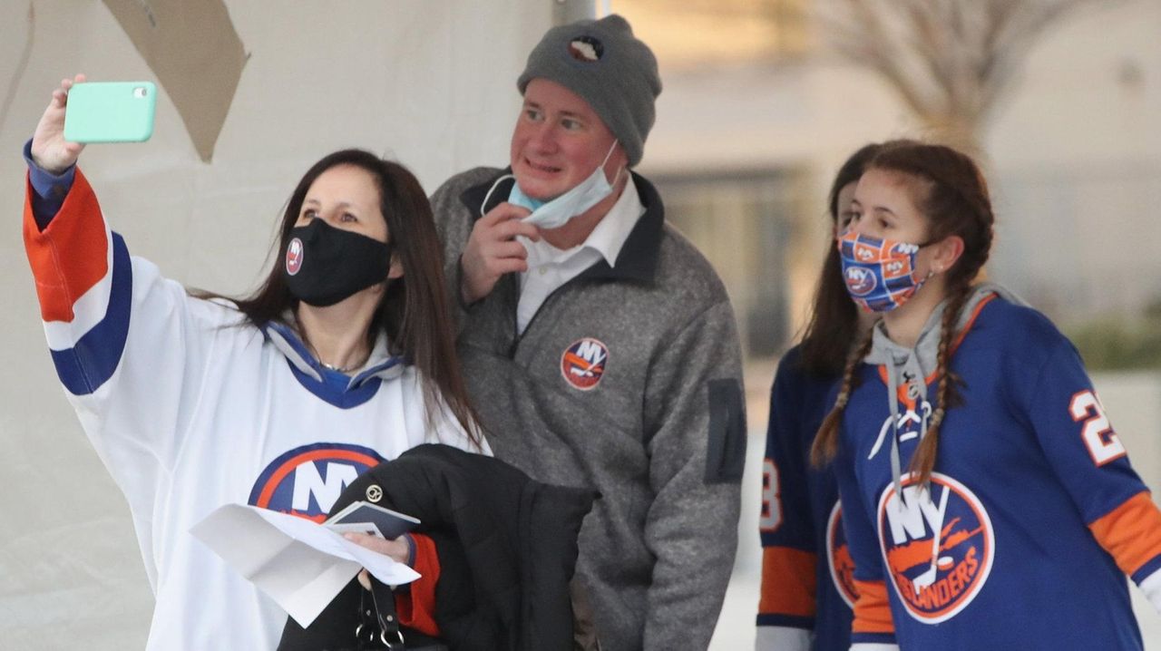 Islanders elated to have fans back at Nassau Coliseum: 'That's why we ...