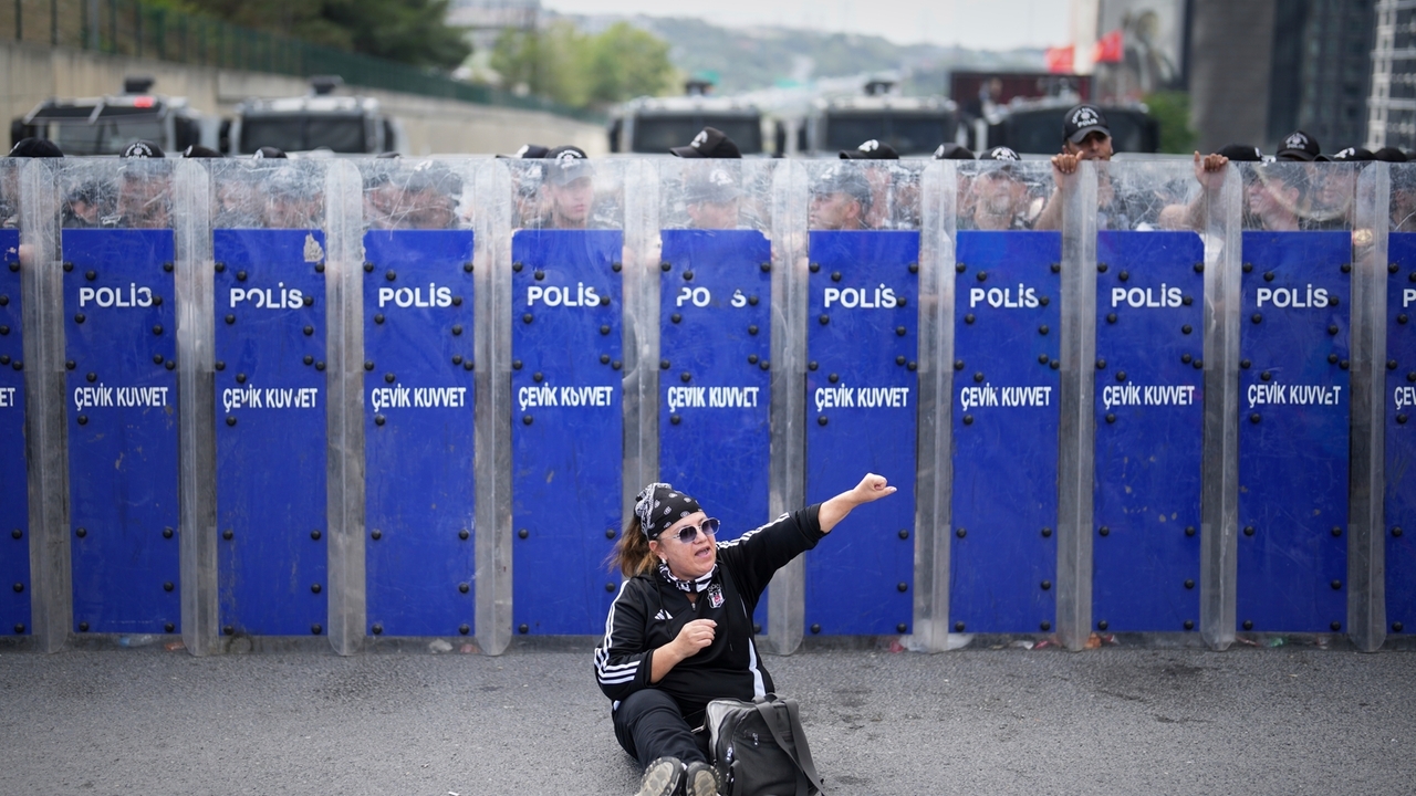 Police use pepper spray at opposition's Istanbul offices as court ...