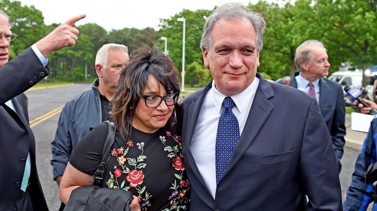 Unsealed court transcripts depict the drama before Manganos' mistrial ...