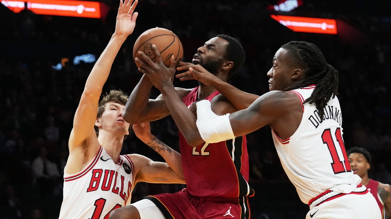 Ayo Dosunmu's season-high 29 points lead short-handed Bulls past Heat ...