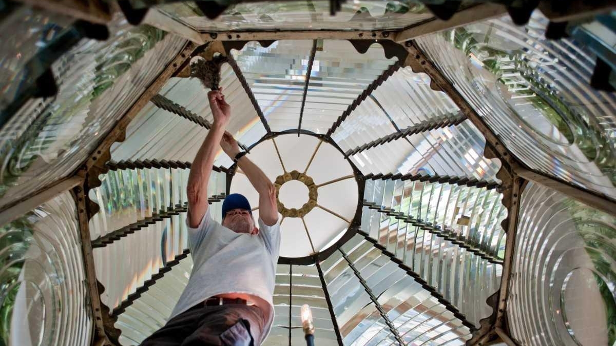 New building with original lighthouse lens opens Friday - Newsday