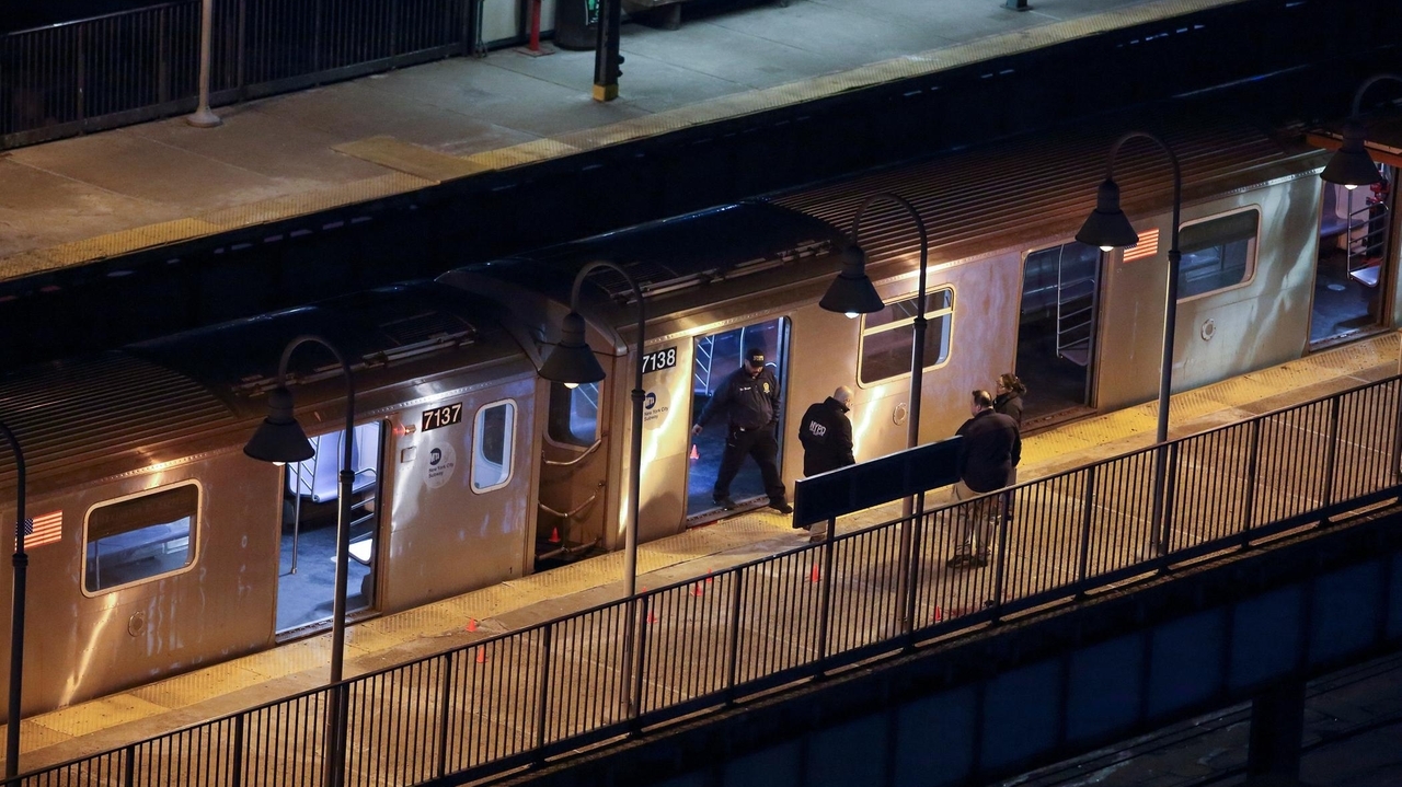 3 shooters suspected in NYC subway fight that killed 1 and injured 5 ...