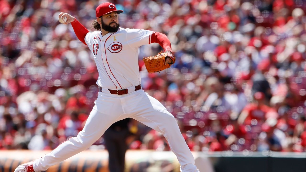 Espinal gets game-ending hit as the Reds beat the Brewers 4-3 in 11 ...