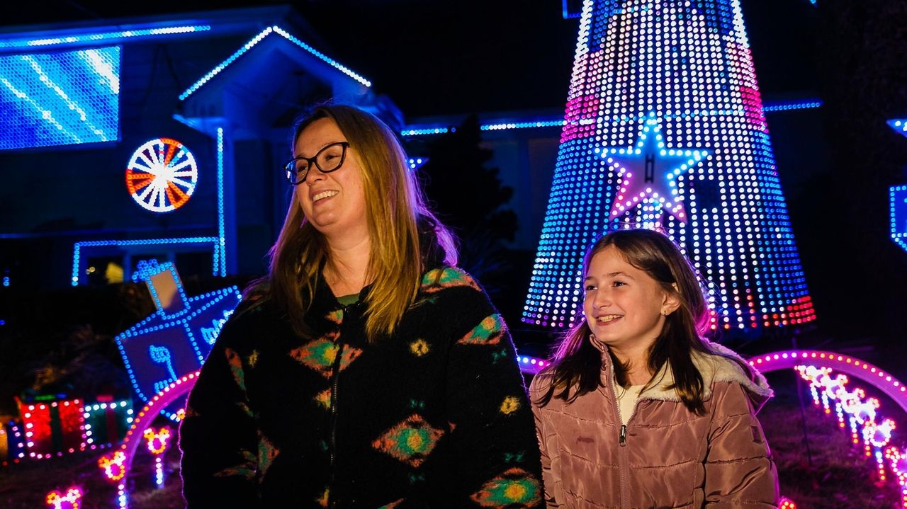 Taylor Swift light show in Oceanside draws a crowd of Swifties - Newsday