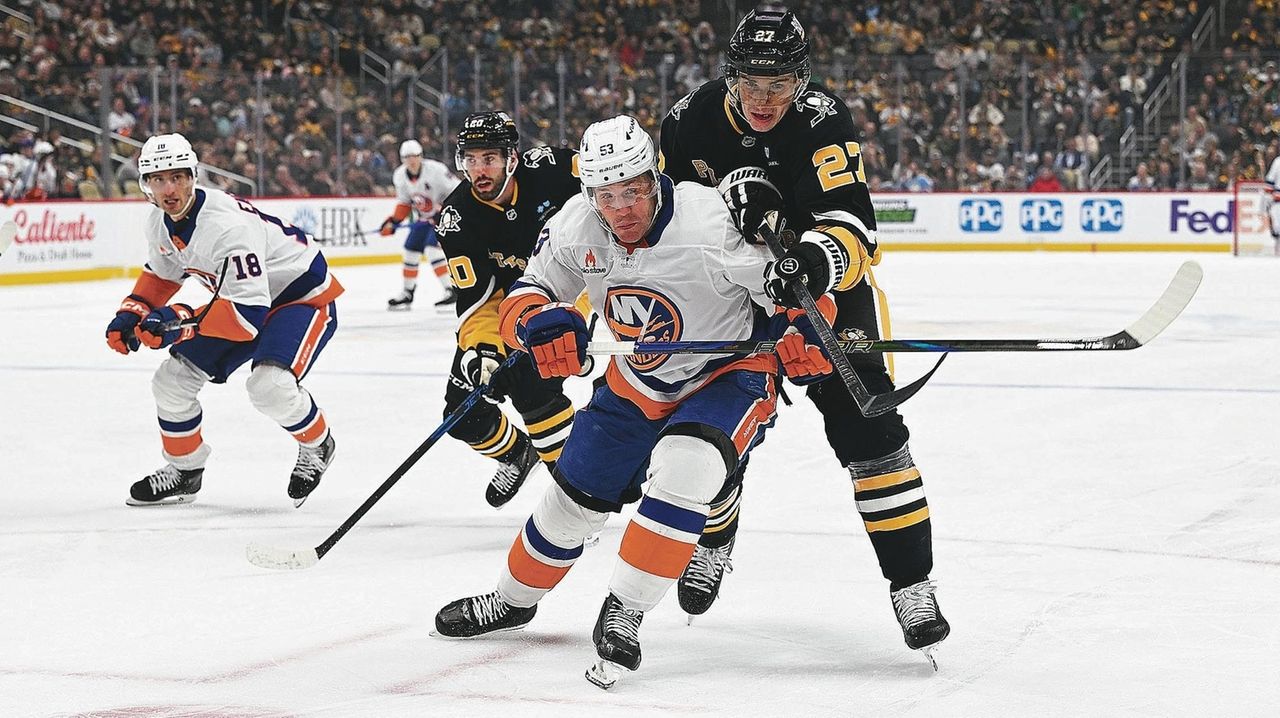 Islanders score four in the third period to beat Penguins - Newsday