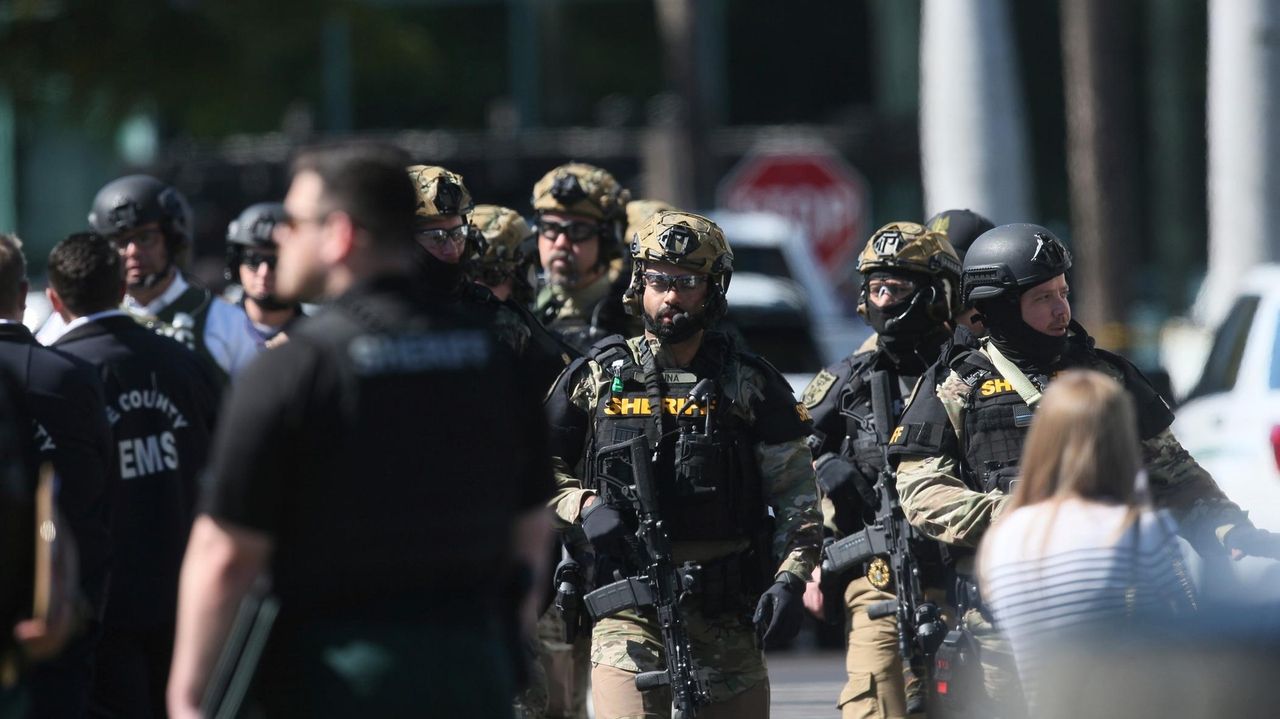 A SWAT team sniper in Florida killed a bank hostage-taker armed with a ...