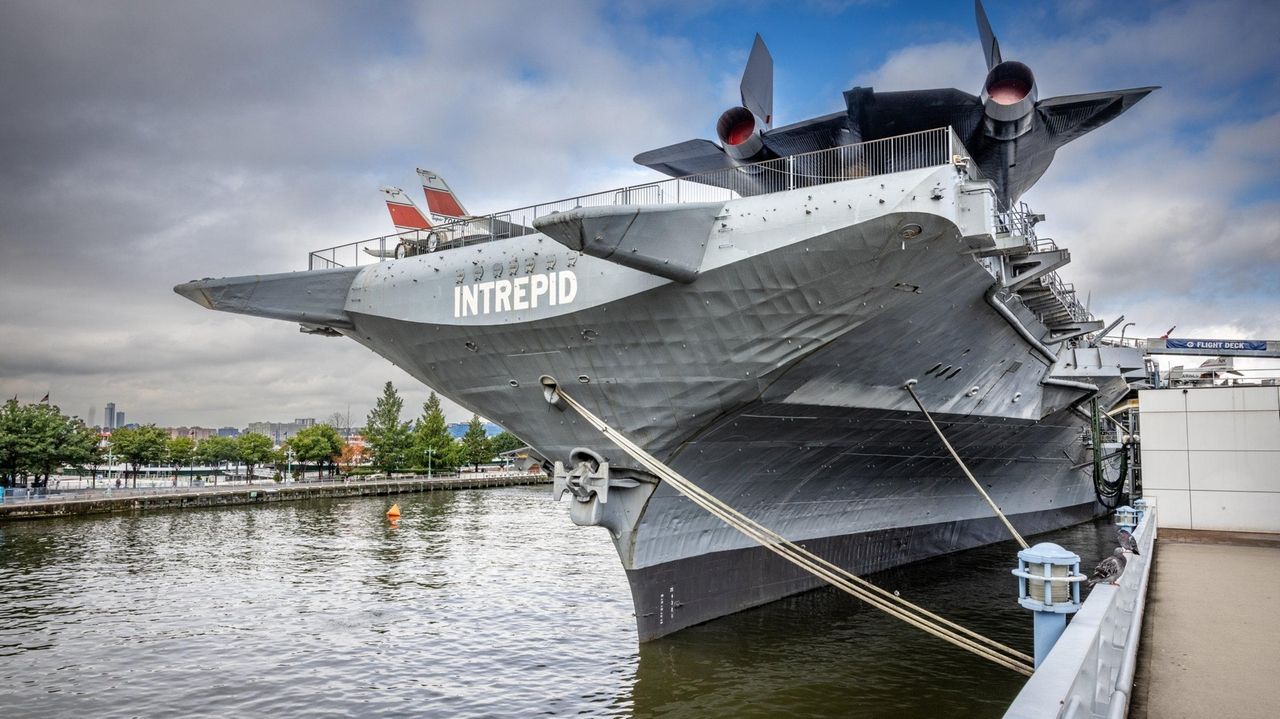 USS Intrepid original crew member, a Plainview resident, joins ...
