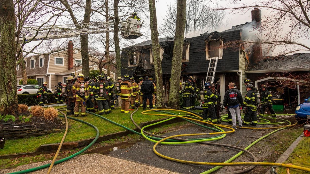 Neighbor rescues teen from Sayville fire - Newsday