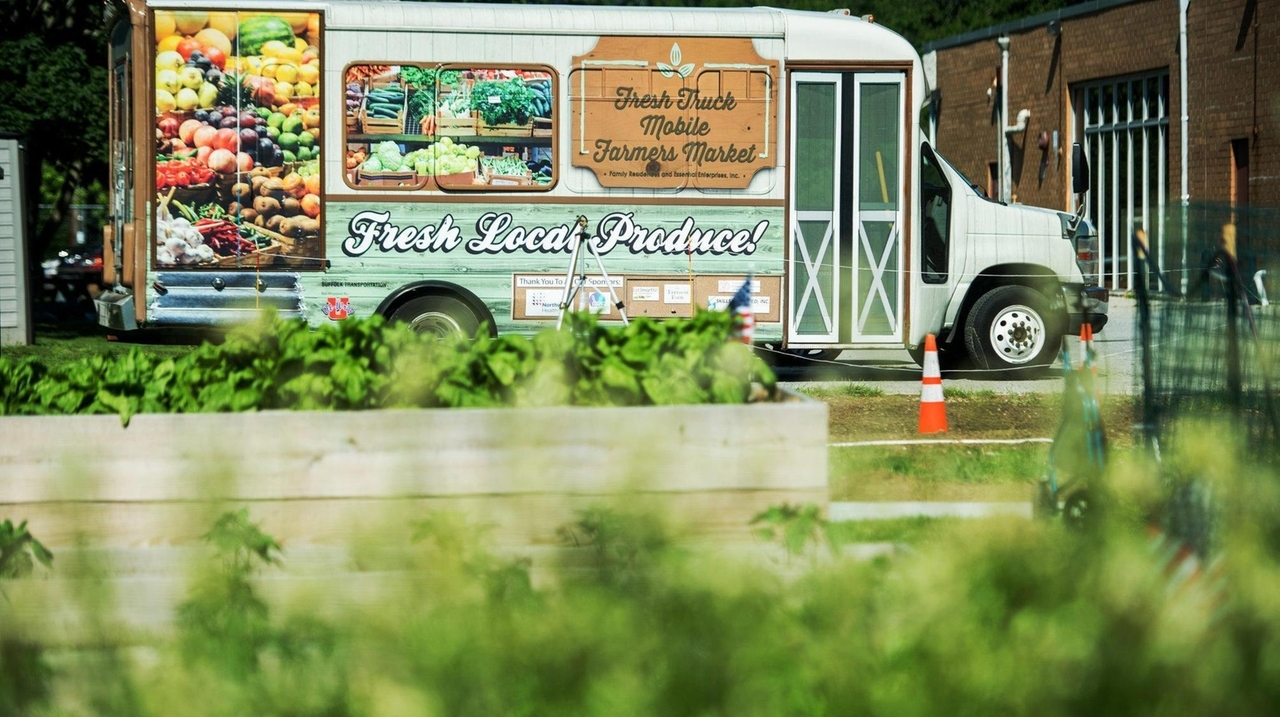 Fresh Truck Mobile Farmers Market brings produce to underserved ...