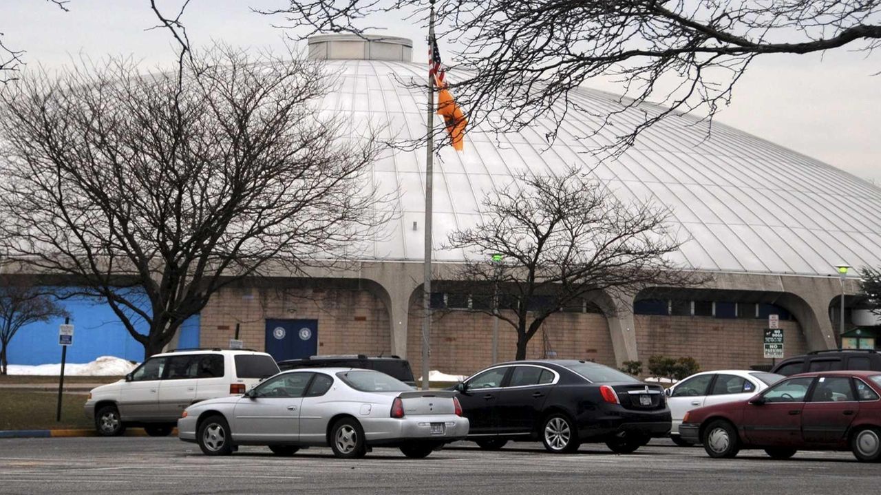 Nassau approves Cantiague Park deal with Islanders - Newsday