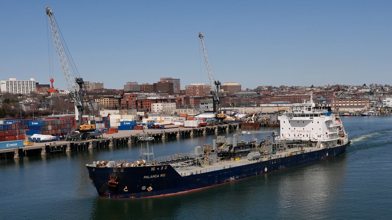 A dozen states sue the Trump administration to stop tariff policy - Newsday