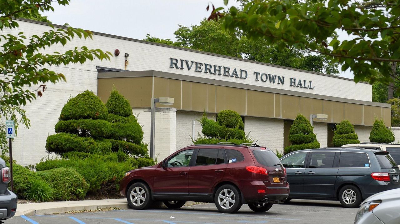 Riverhead delays town's loose leaf pickup to Jan. 3 - Newsday